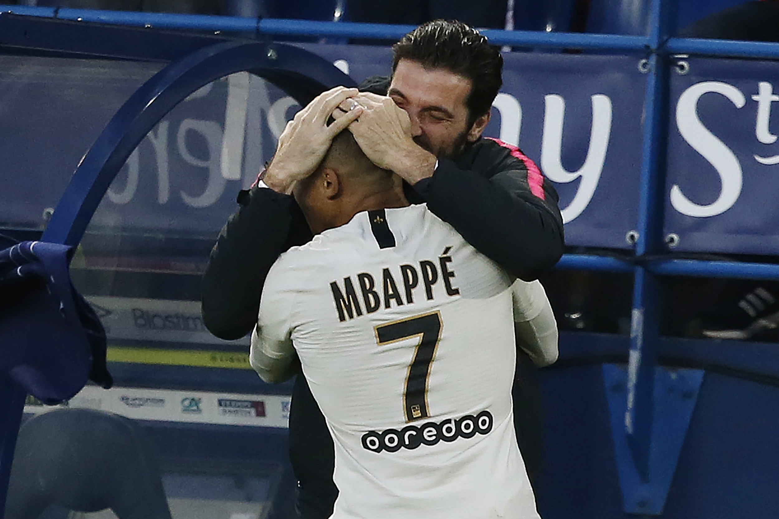 Anche Mbappè rende omaggio a Buffon: "Uomo d'oro" - JMania.it